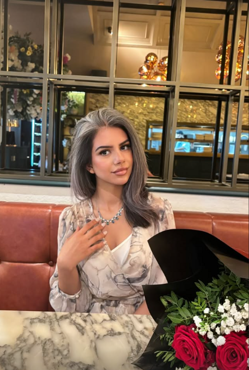 Začala šedivět už ve 13 letech. Dnes je díky své přirozené kráse hvězdou sítí (3) – Žena.cz