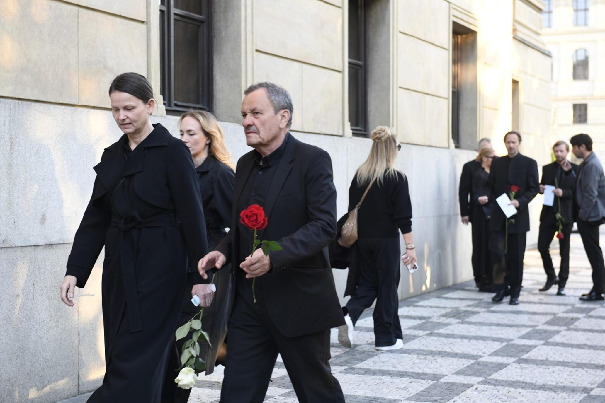 Poslední rozloučení s Jiřím Bartoškou byl jeden velký mejdan. Jeho tělo ...