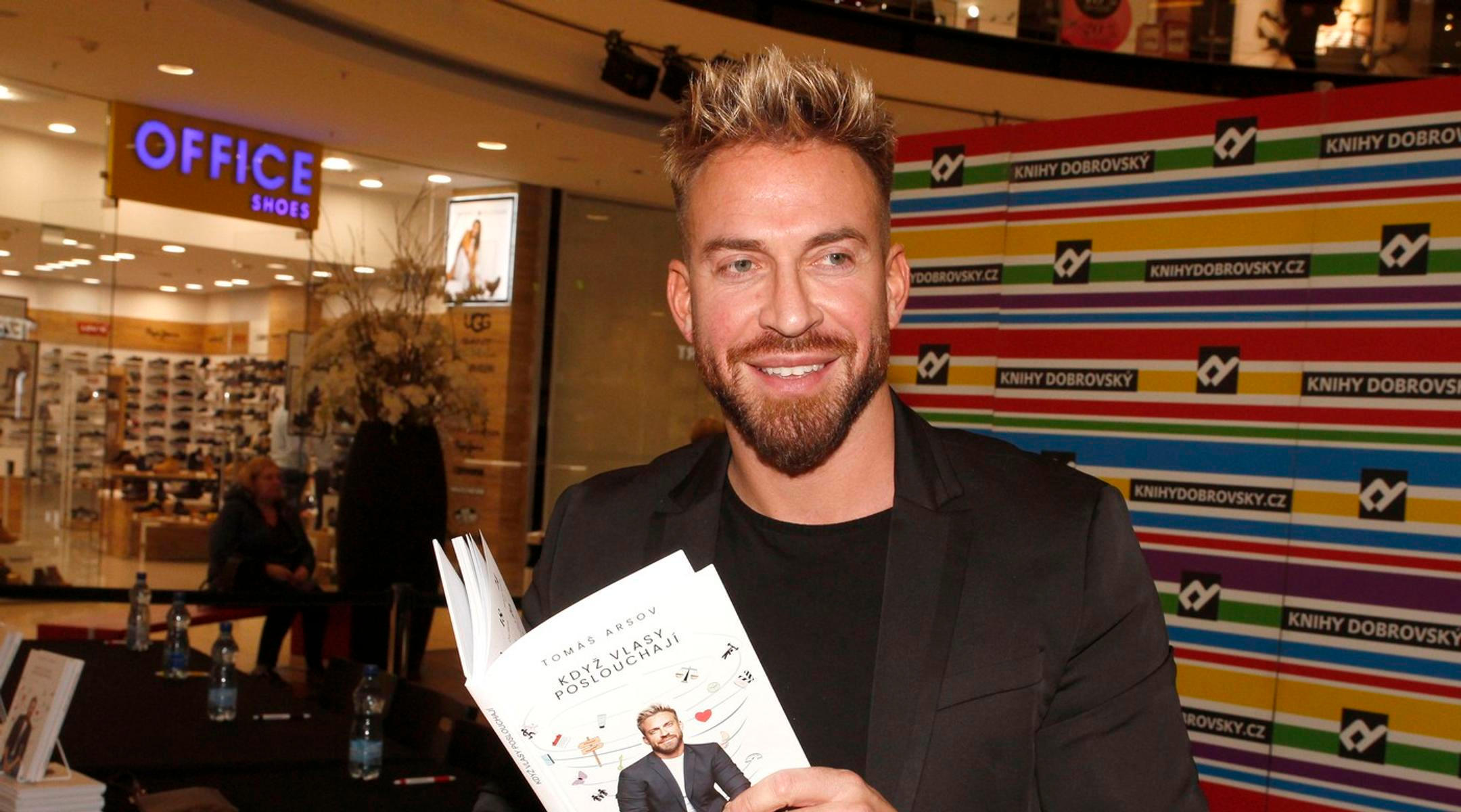 Kadeřník celebrit Tomáš Arsov v šoku. V salónu oplakávají kolegu – Žena.cz