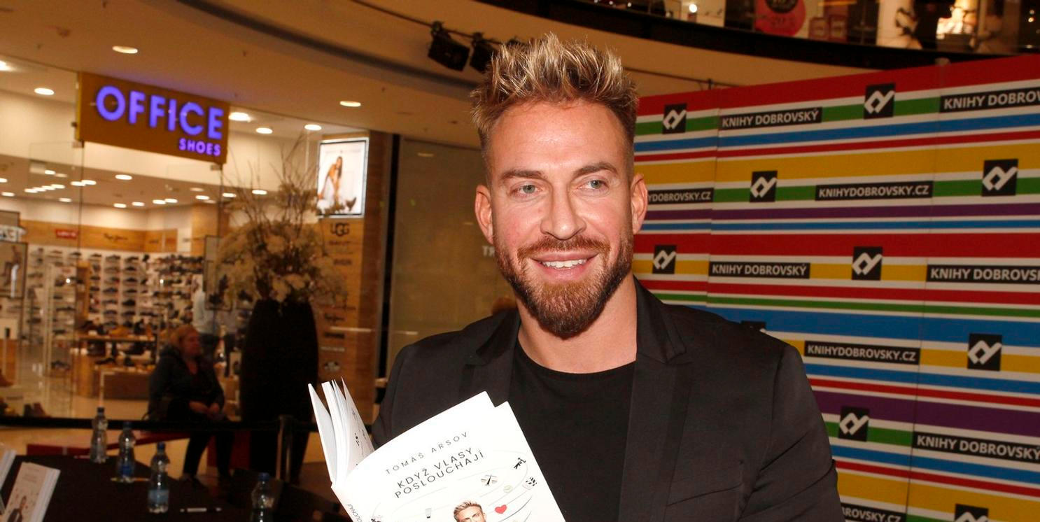 Kadeřník celebrit Tomáš Arsov v šoku. V salónu oplakávají kolegu – Žena.cz