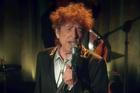 Zpěvák s Nobelovou cenou, který na koncertech téměř nemluví. Bob Dylan ...