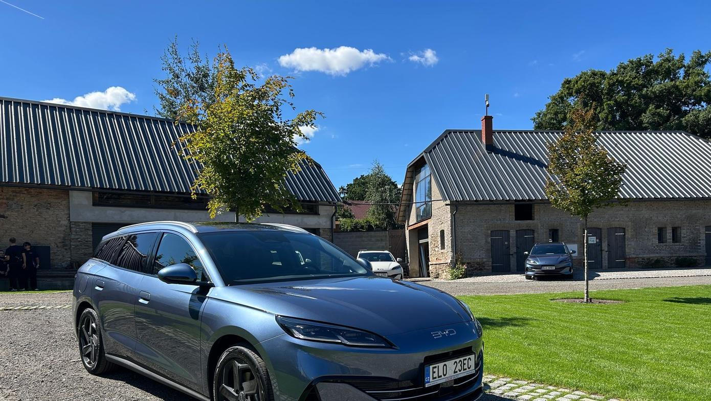 K moři bez tankování, do práce bez benzinu. BYD má auto dva v jednom za ...