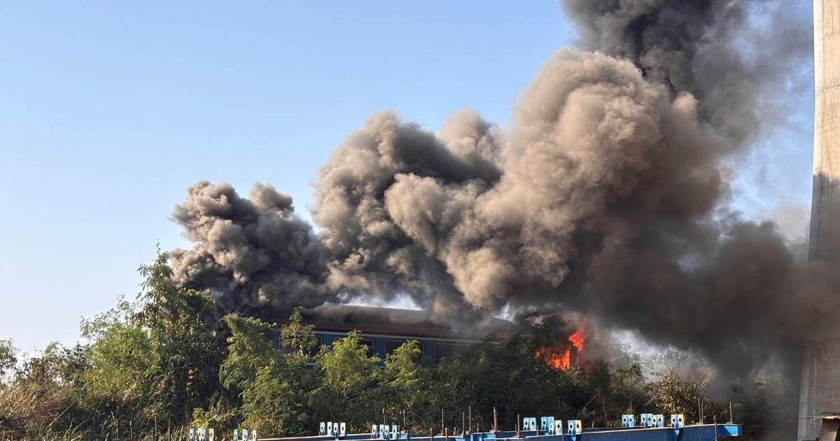 V Thajsku se zřítil obří jeřáb přímo na projíždějící vlak, zemřelo ...