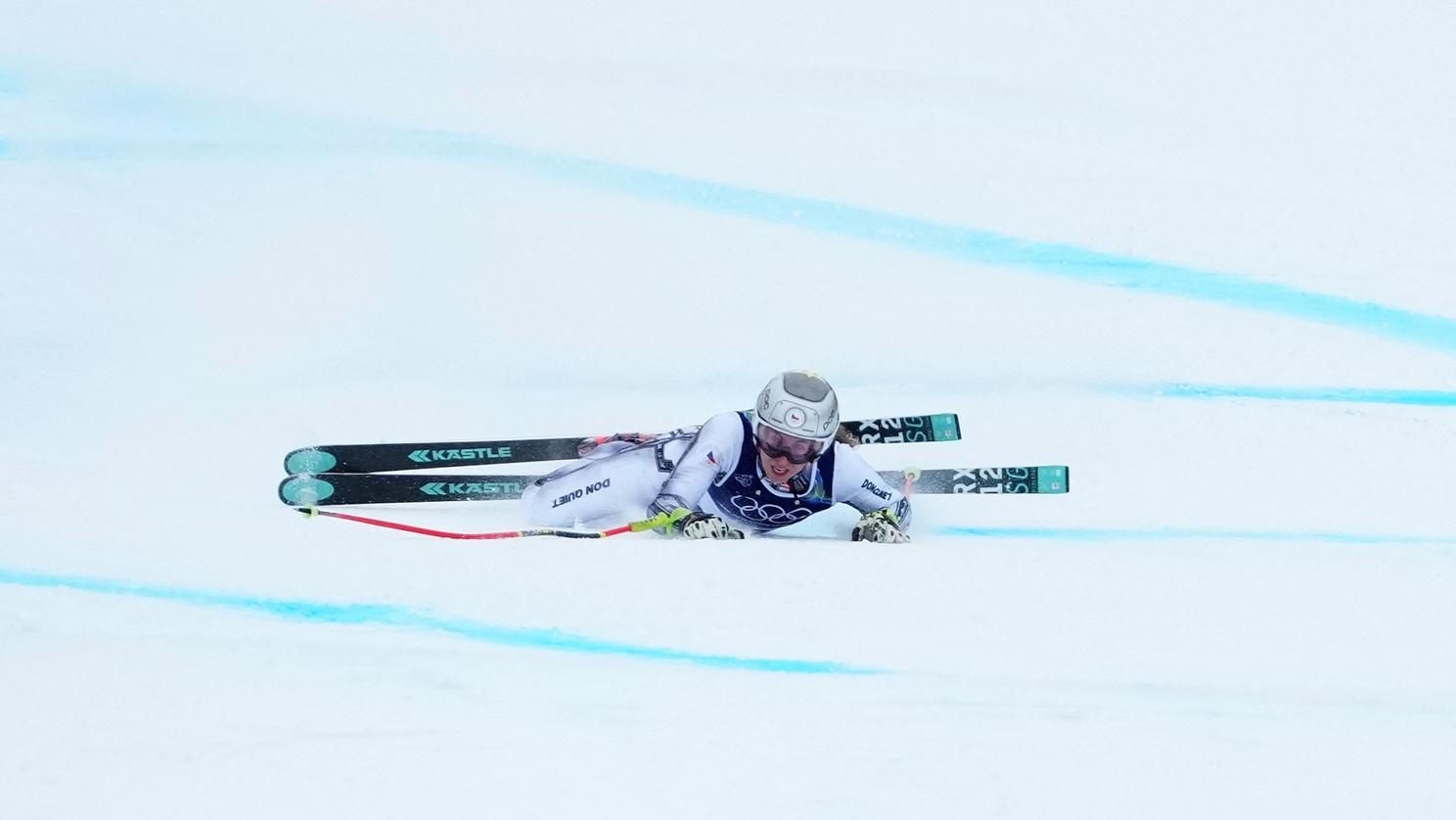 Ledecká znovu v slzách. Při super-G těsně před koncem spadla, ale ...