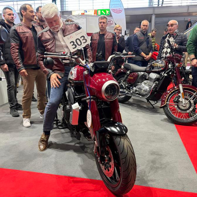 Brno zaplnily motorky. Motosalon zahájila jízda Sršně či Matáska. Liška ...