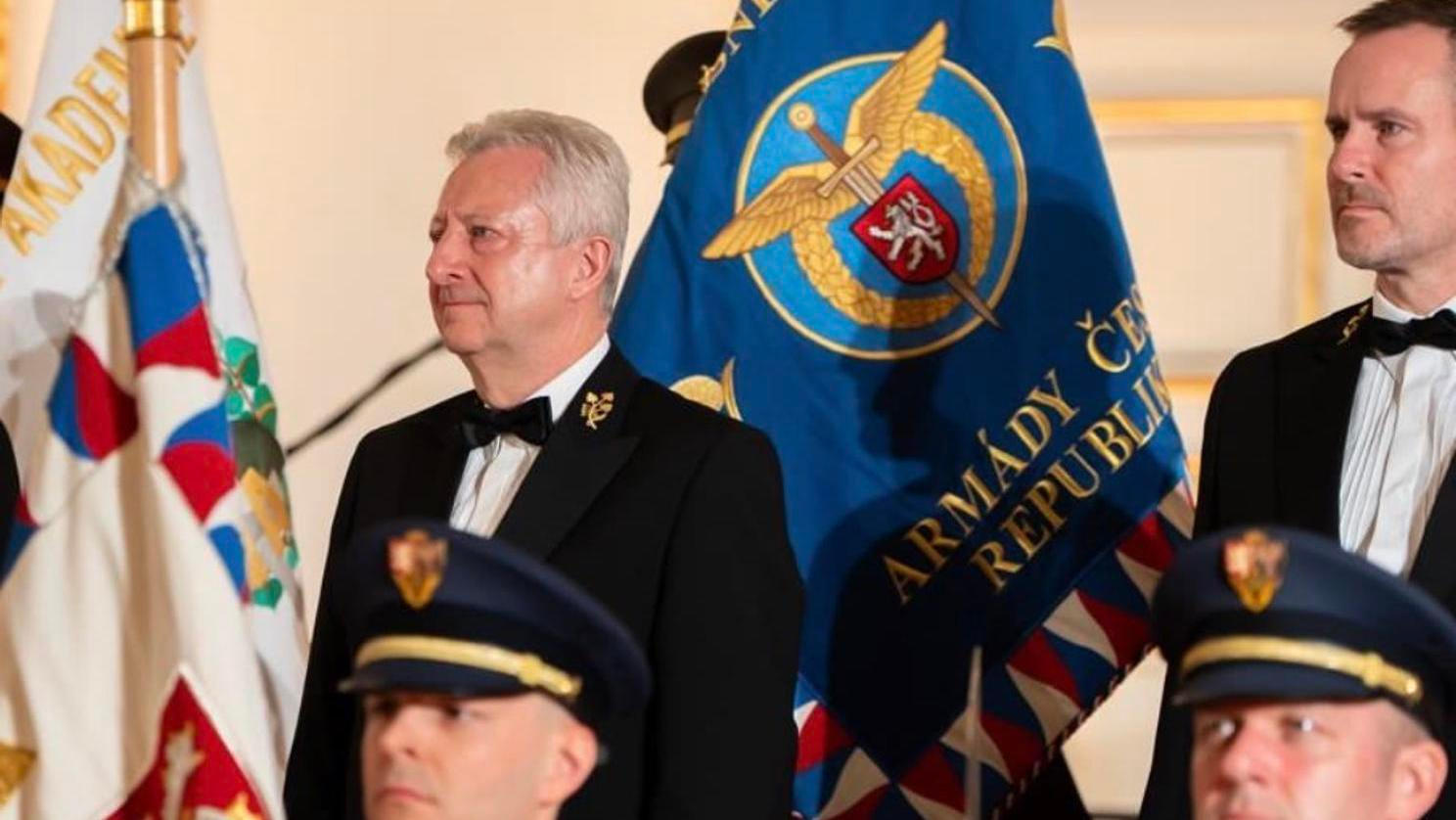 Kdo je tu generál? Ministr Zůna dorazil na ples ve vojenské uniformě ...