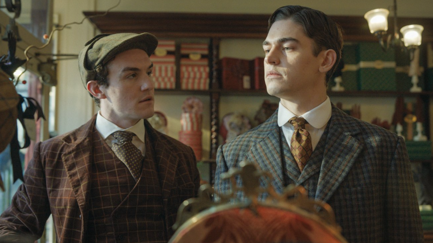 Ani den bez průšvihu. Guy Ritchie proměnil mladého Sherlocka ve ...