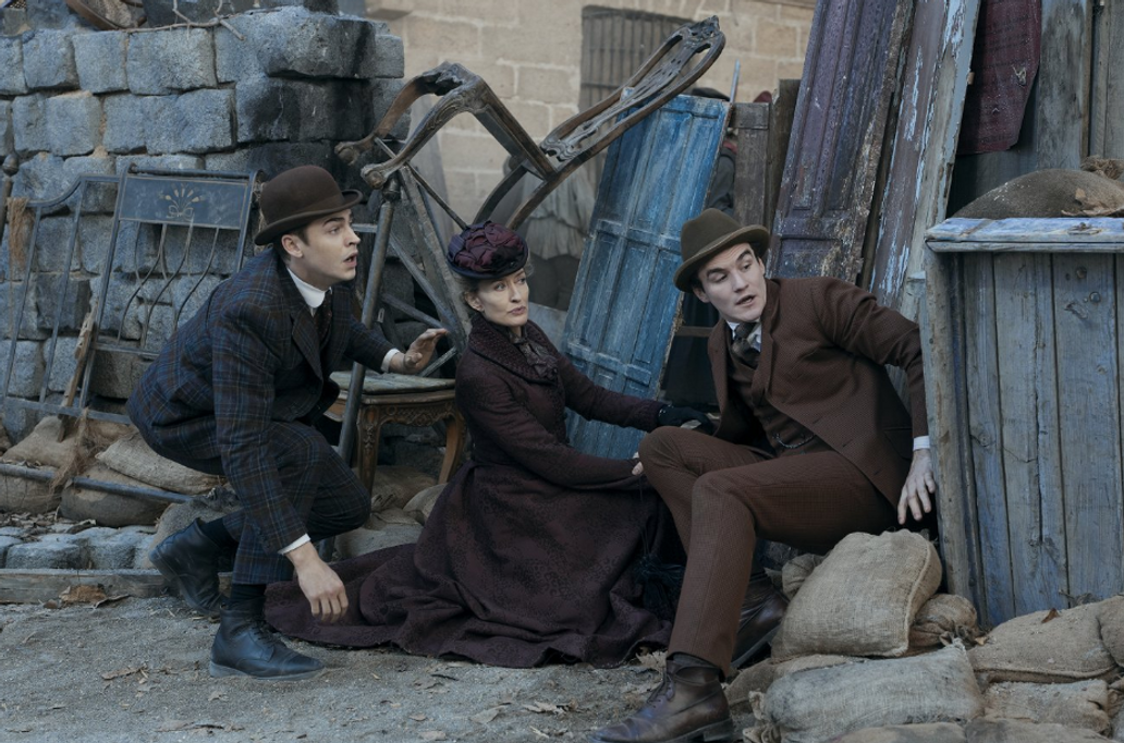 Ani den bez průšvihu. Guy Ritchie proměnil mladého Sherlocka ve ...