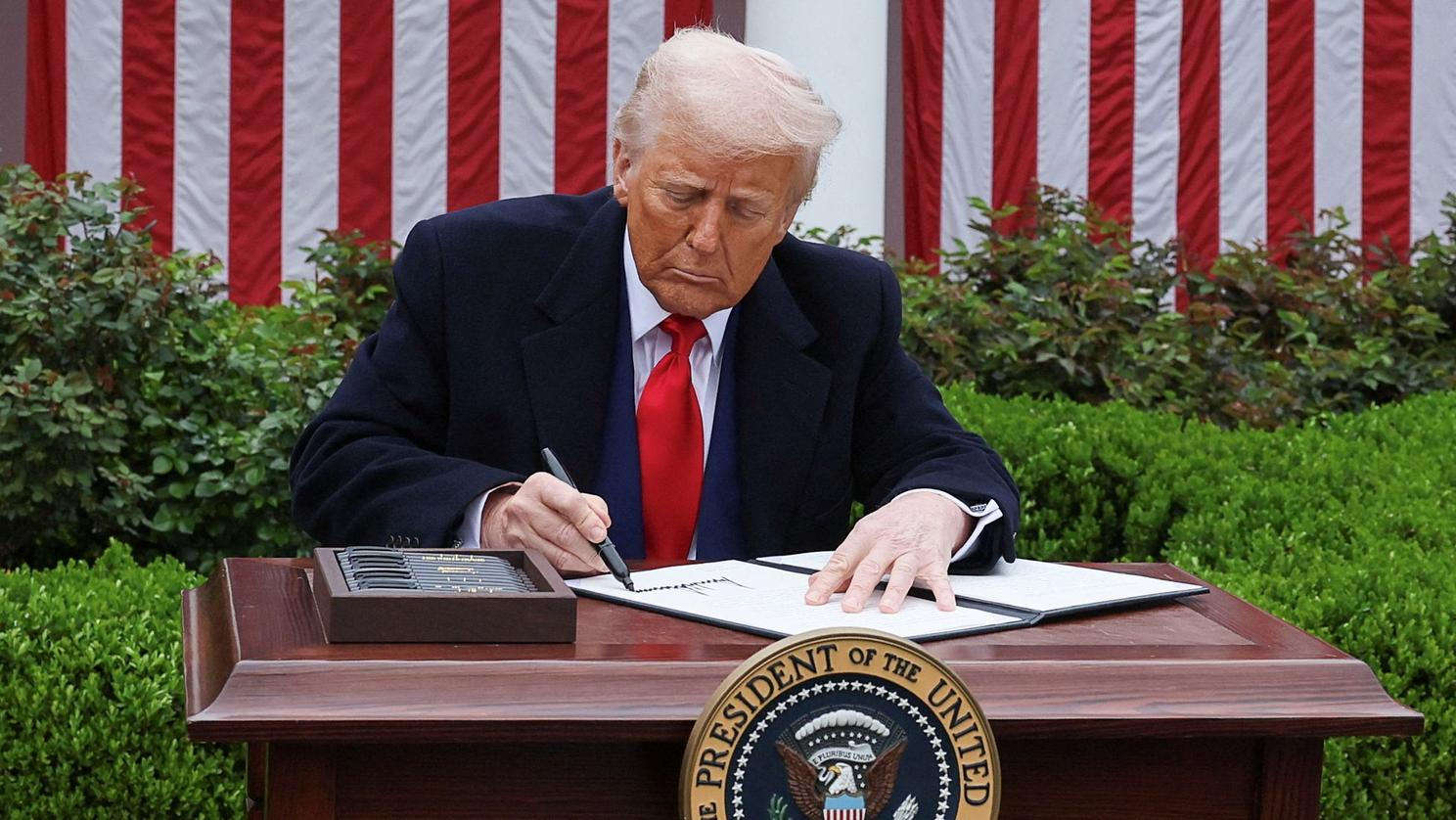 Dolarové bankovky mají nést Trumpův podpis, v historii USA to nemá ...