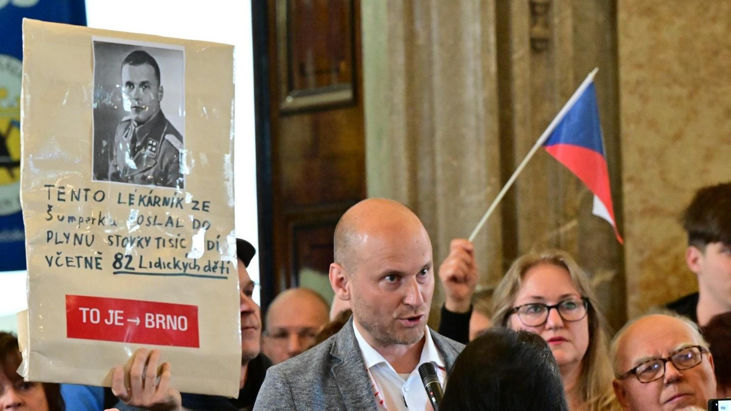 Díval se odpůrcům sudetských Němců do tváří a viděl nenávist. Pořadatel ...